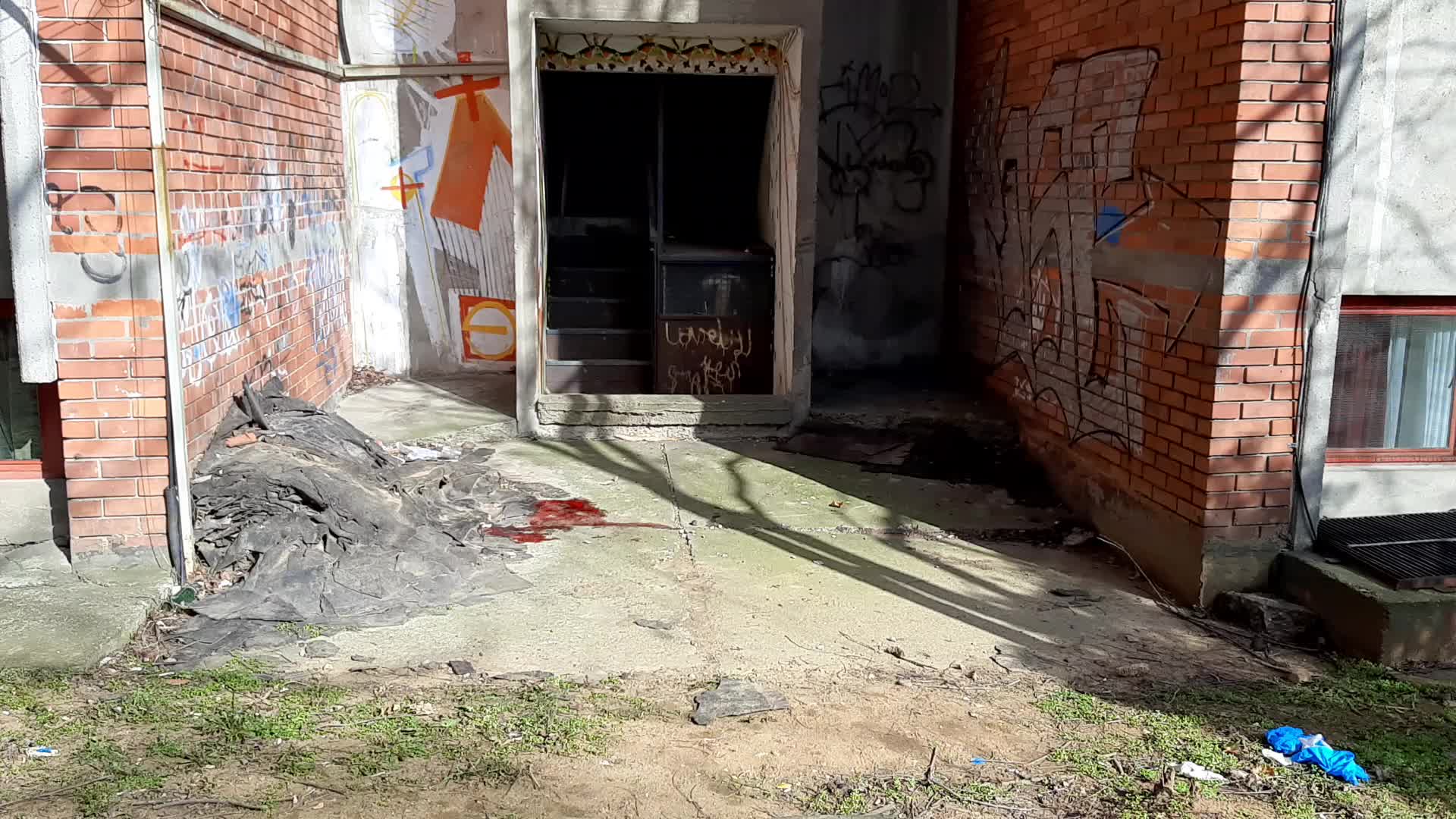 PRVI SNIMCI S MESTA TRAGEDIJE NA VIDIKOVCU: Devojka pala s požarnih stepenica, telo pronašle ...