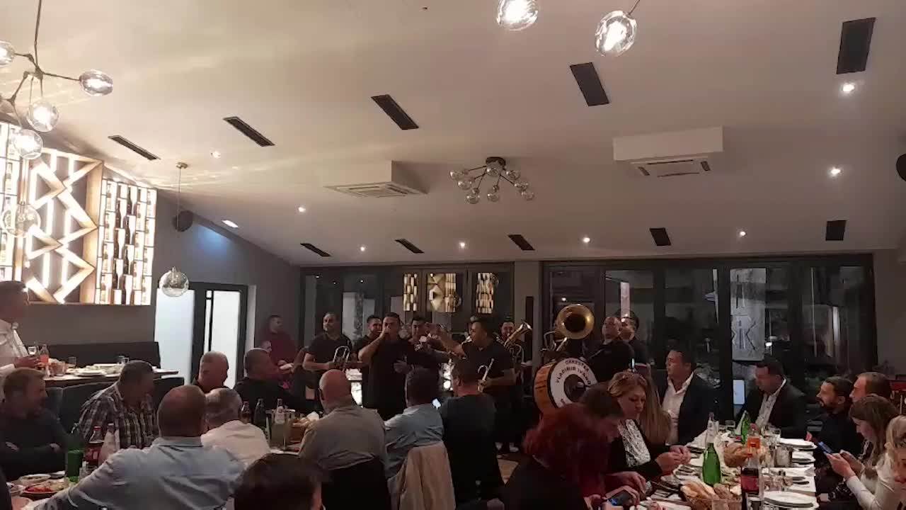 GRME TRUBE U GUČI: Marko Trnavac okupio prijatelje i kolege da proslave ...