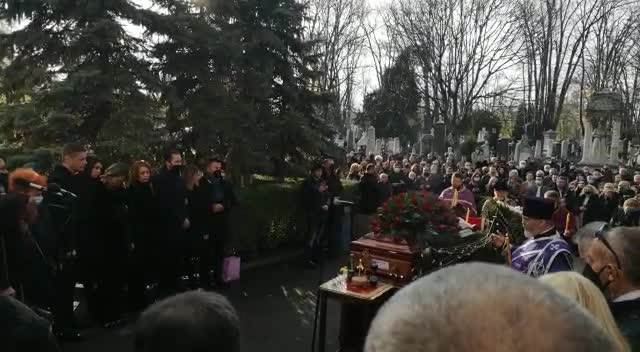 SAHRANA MERIME NJEGOMIR: Potresne scene na Novom groblju, ćerke JECAJU na sav glas (VIDEO ...