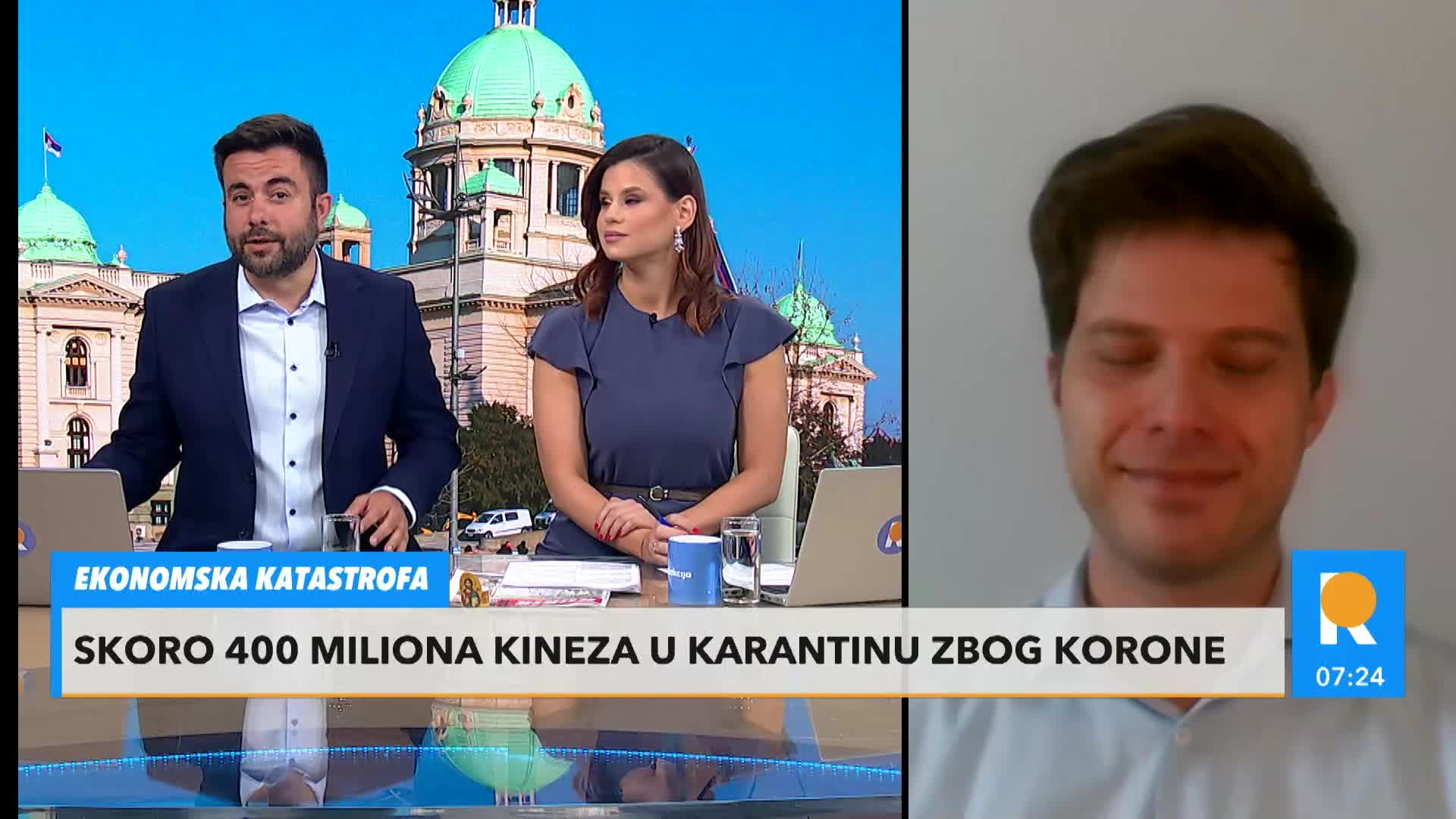 Svetom počeo da kruži snimak robota iz Šangaja koji daje uputstva ... Svetom počeo da kruži snimak robota iz Šangaja koji daje uputstva ...