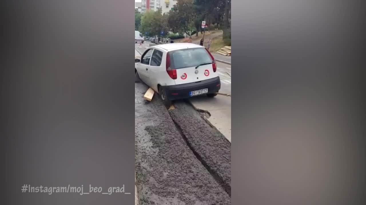 NEVERICA NA KONJARNIKU: Vozač upao automobilom u svež beton na putu | Adriamedia TV