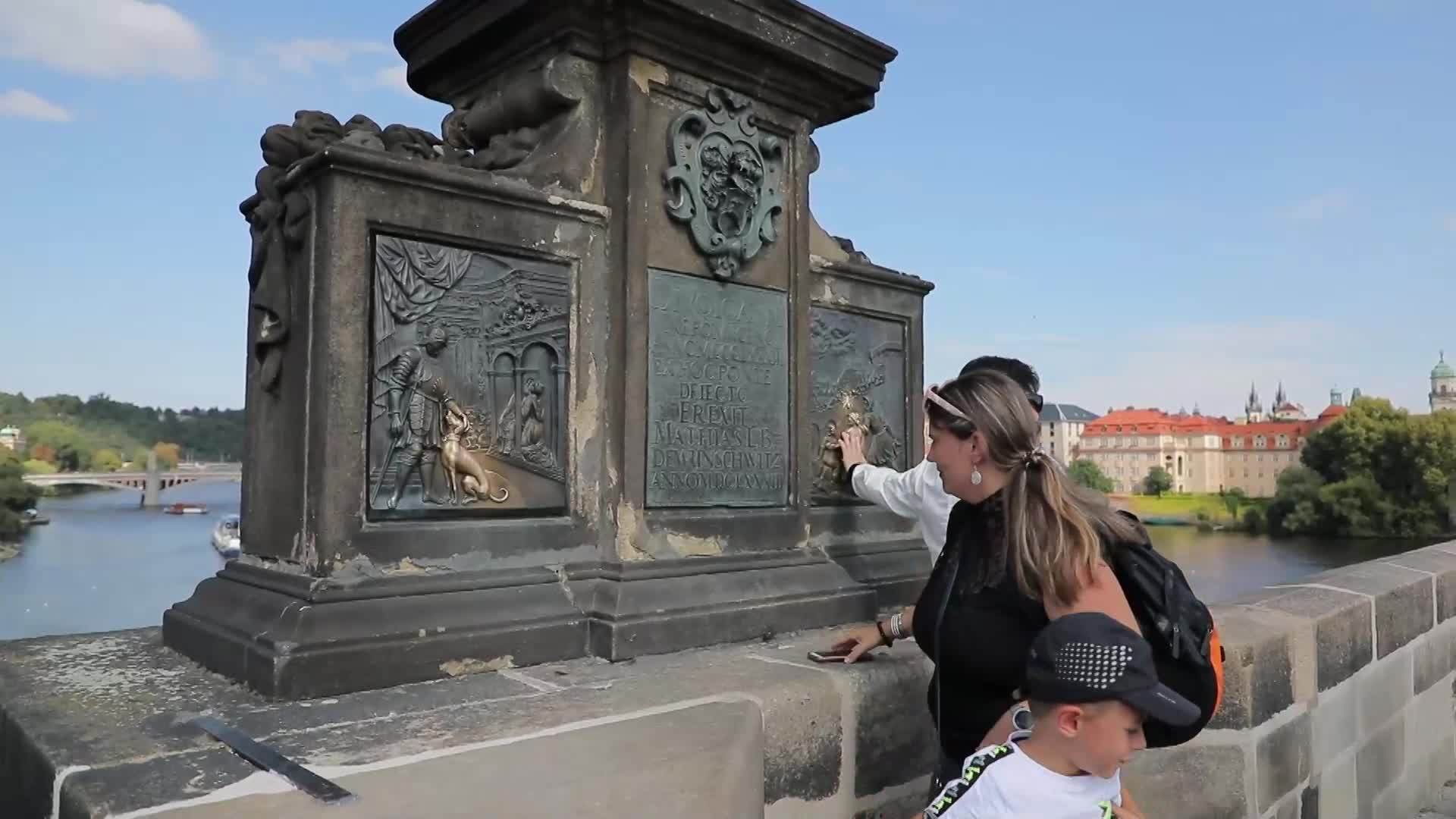 KARLOV MOST, BISER PRAGA Reporter Kurira posetio svetsku znamenitost ...
