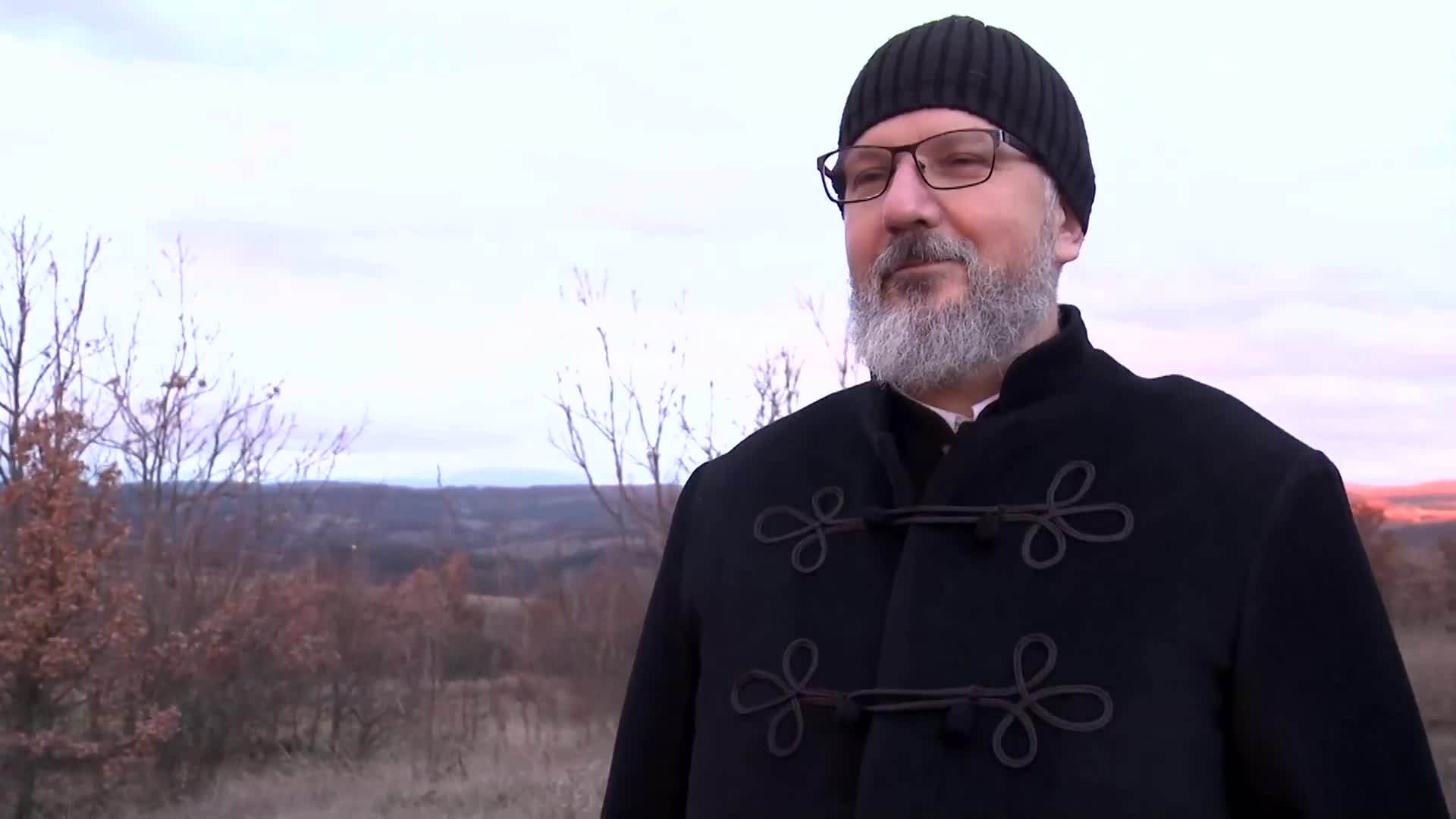 KAKO SE PRAVILNO SEČE BADNJAK? Protojerej Eparhije timočke objasnio ...