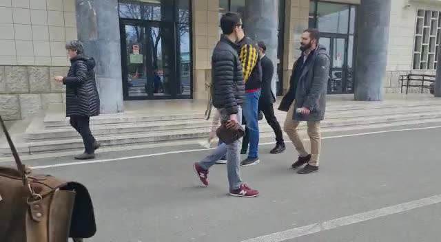 Miladin Kovačević i oštećena Tina zajedno nasmejani napustili sud ...