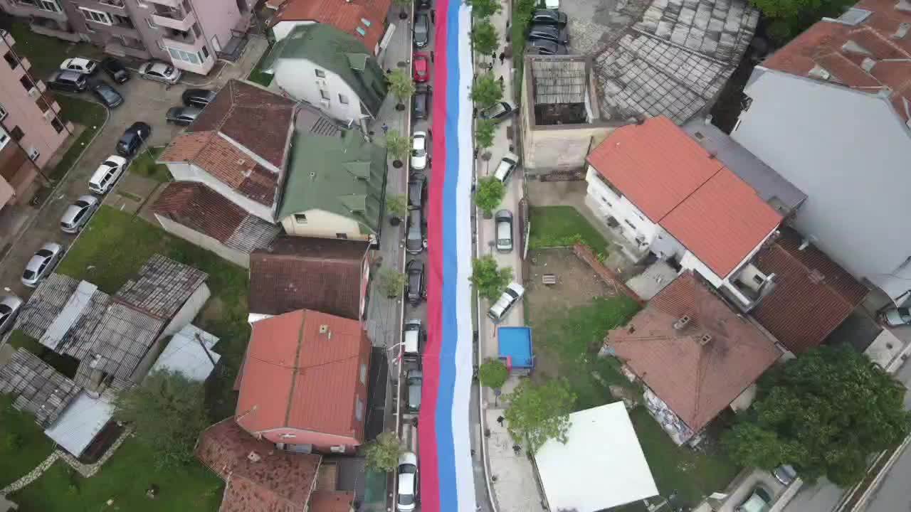 Snimak iz vazduha srpske trobojke u Zvečanu od 250m | Adriamedia TV