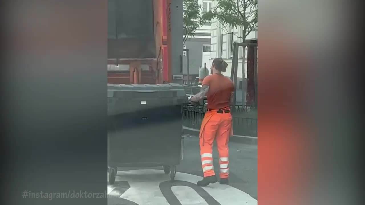 Hiljade ljudi oduševljeno je plavušom koja je zadužena za čistoću u ... Hiljade ljudi oduševljeno je plavušom koja je zadužena za čistoću u ...