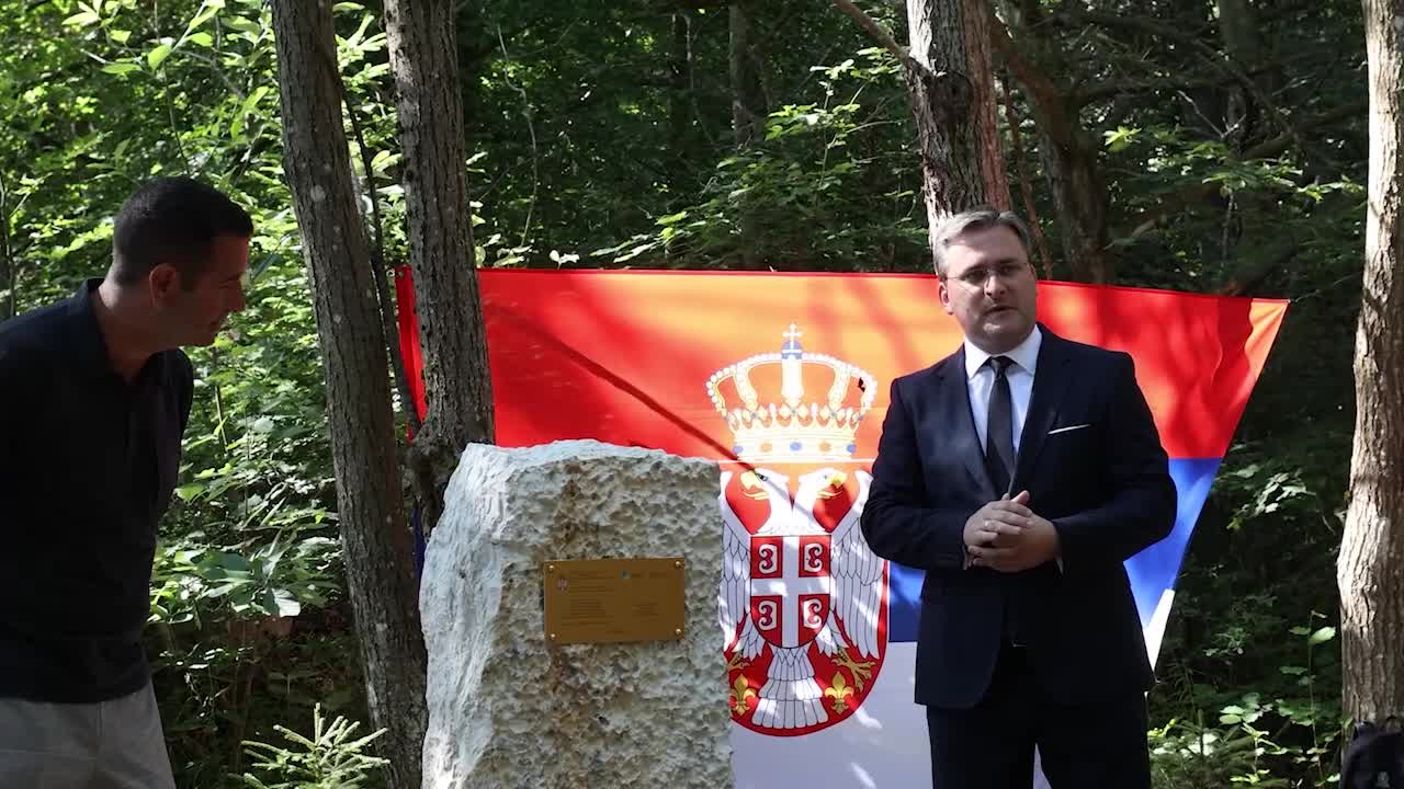 Ministar Selaković na Alpima recituje stihove isklesane na grobovima ...