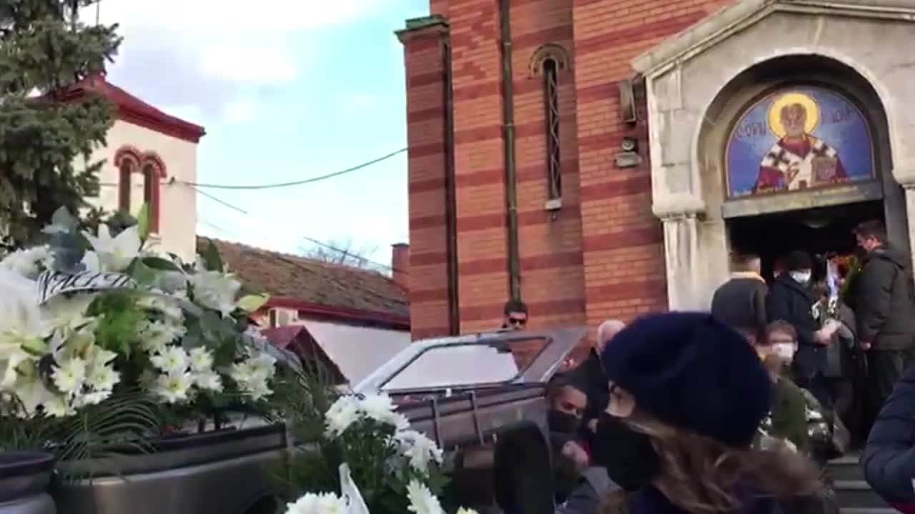 OPROŠTAJ OD TIKE ARSIĆA, KRENULA POVORKA: Udovica utučena, tu je i bivša supruga Bilja, ćerka ...