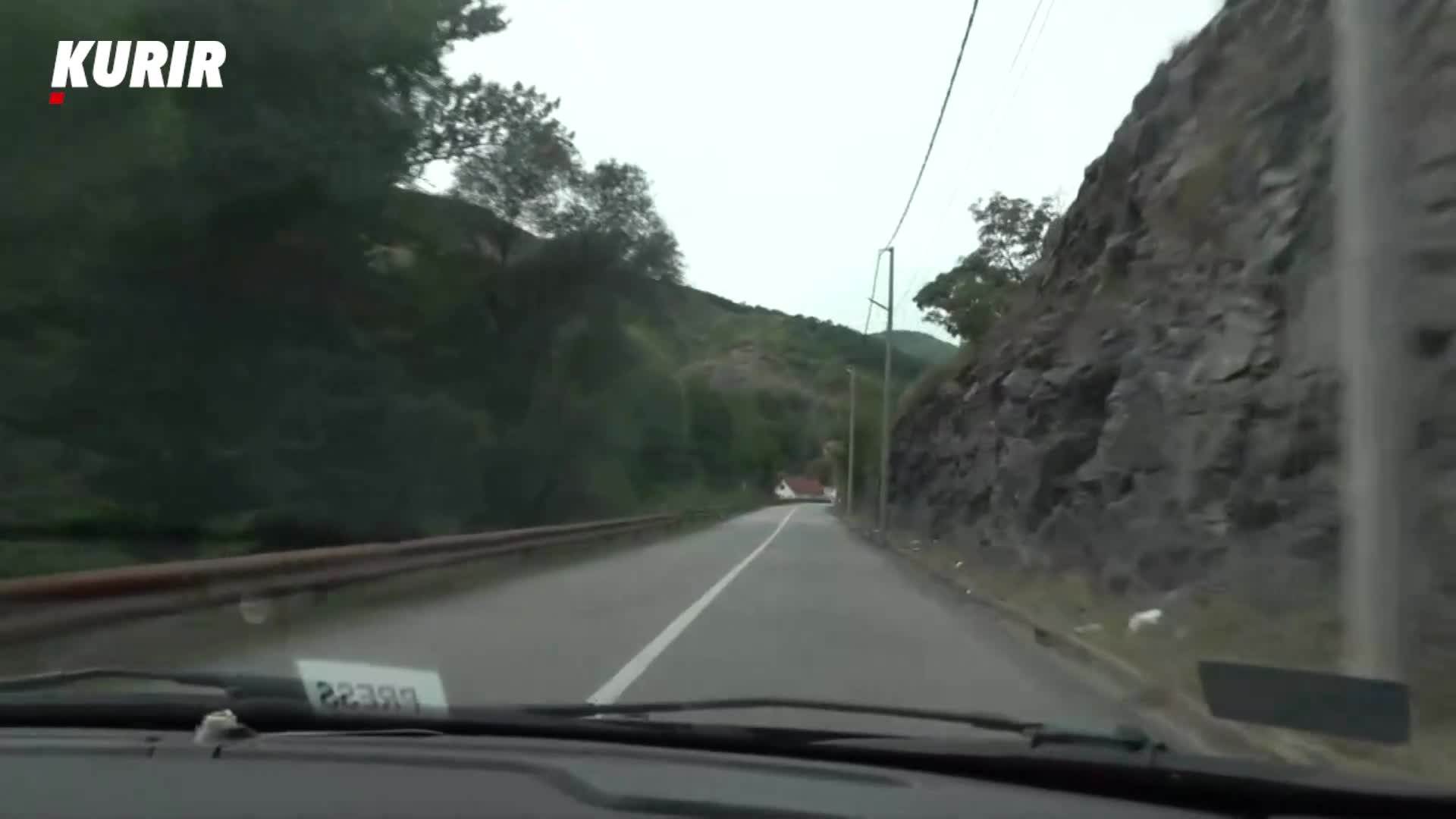 KURIR UŠAO U BANJSKU POSLE BLOKADE: Rupe od metaka na kućama, jake ...