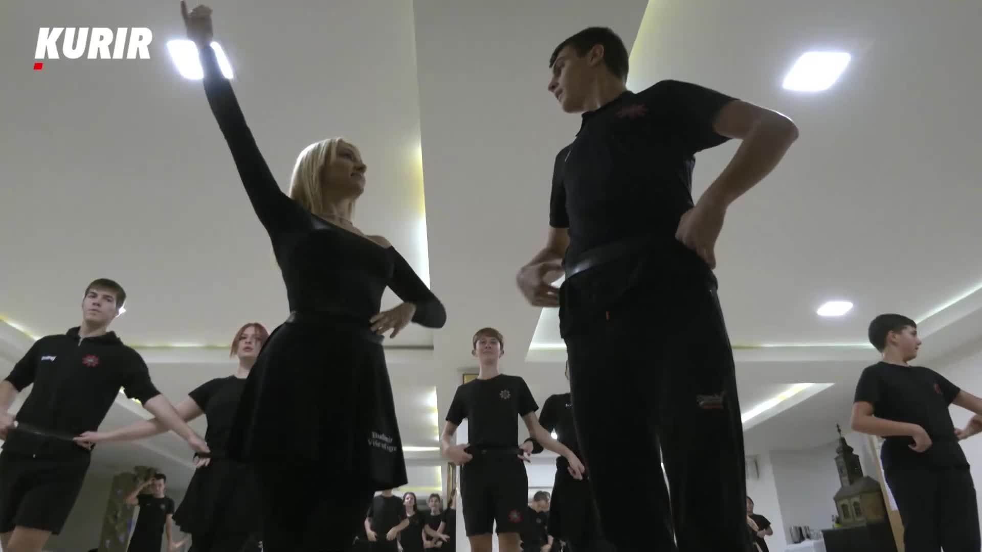 DECA IGRAJU FOLKOR U KRIPTI CRKVE! Nekad problematični u školama, danas ...