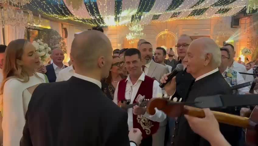 Legendarni pevač specijalni gost na svadbi | Adriamedia TV