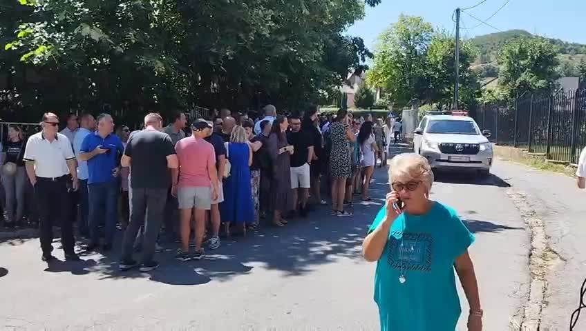 Građani se okupili ispred policijske stanice u Severnoj Mitrovici ...