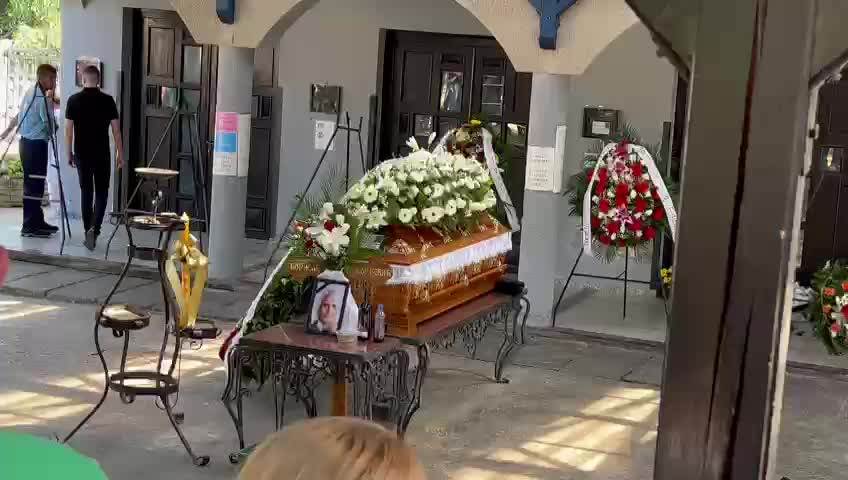 Kovčeg sa Borinim telom pred kapelom - str. 728 TV