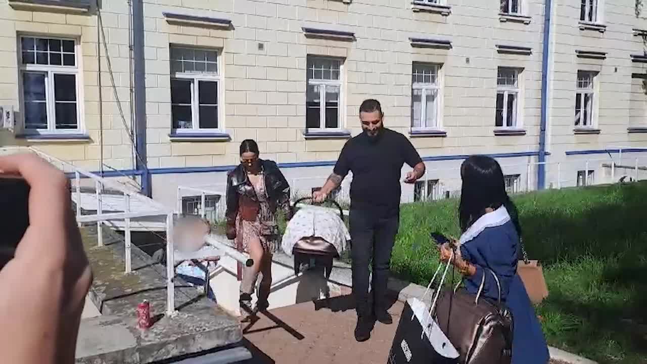 Darko Lazić i njegova supruga Katarina izašli iz porodilišta sa bebom Srnom | Adriamedia TV