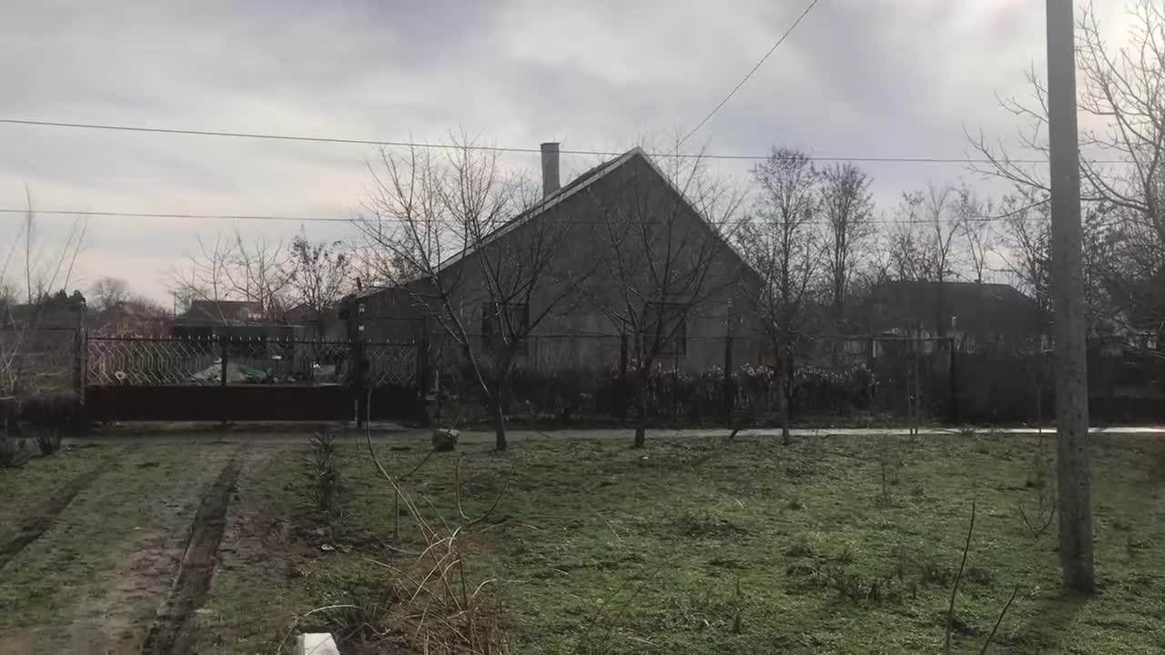 UŽAS U DVORIŠTU PORODIČNE KUĆE: Nađeno krvavo telo žene bez odeće ...