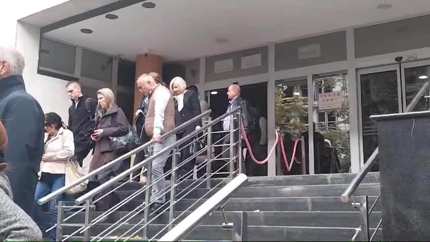Roditelji ubijene dece napuštaju zgradu Specijalnog suda u Beogradu ...