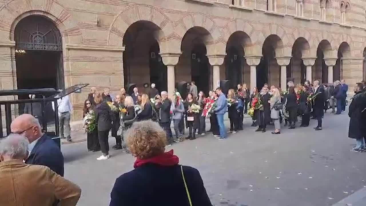 Povorka sa vencima i kovčegom krenula ka grobnom mestu | Adriamedia TV